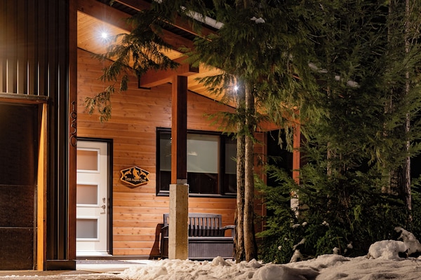 Aspen Adventure House - Luxury Suite - 2 Minutes From Revelstoke Mountain Resort - Revelstoke