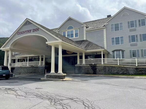 Family-friendly Mountain Retreat At Jiminy Peak, Ski On/off, Fitness, Pool\n\n - Pontoosuc Lake, MA