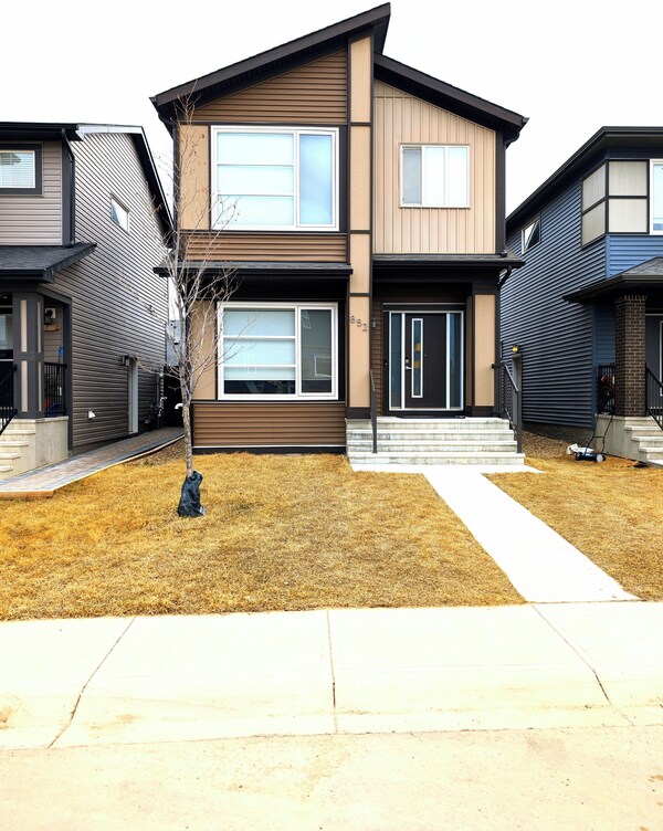 Luxury And Modern 2 Bedroom Suite - Airdrie
