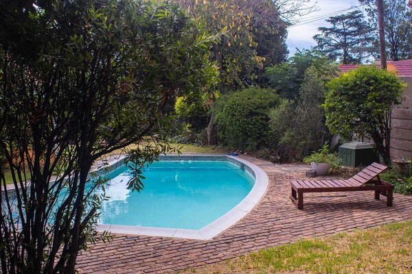Bring The Whole Family To This Spacious 4-bedroom House That Sleeps 8. - Johannesburg
