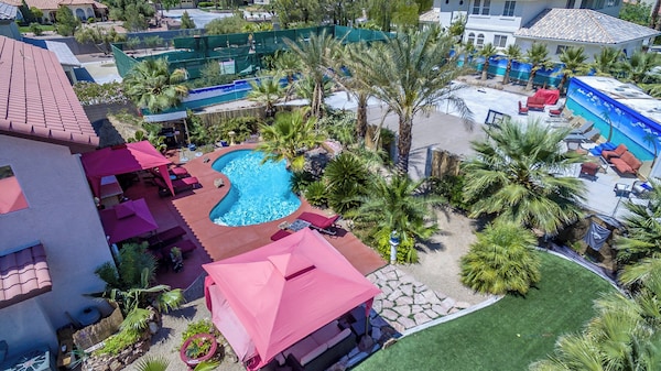 Outdoor Oasis Retreat 10-bedroom Sleeps 22, Sports,amenities, Arcade, Sauna, Spa - Las Vegas Strip, NV