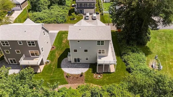 Bonnet Shores Coastal Chic Retreat, 4 Br, 3.5 Bath, Walk To Beach - Rhode Island