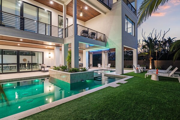 Experience The Ultimate In Coastal Luxury At A Point Of Paradise - Sarasota, FL