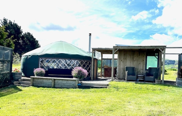 Big Sky Retreat - Beautiful House And Glamping Yurts Overlooking Akaroa Harbour. -