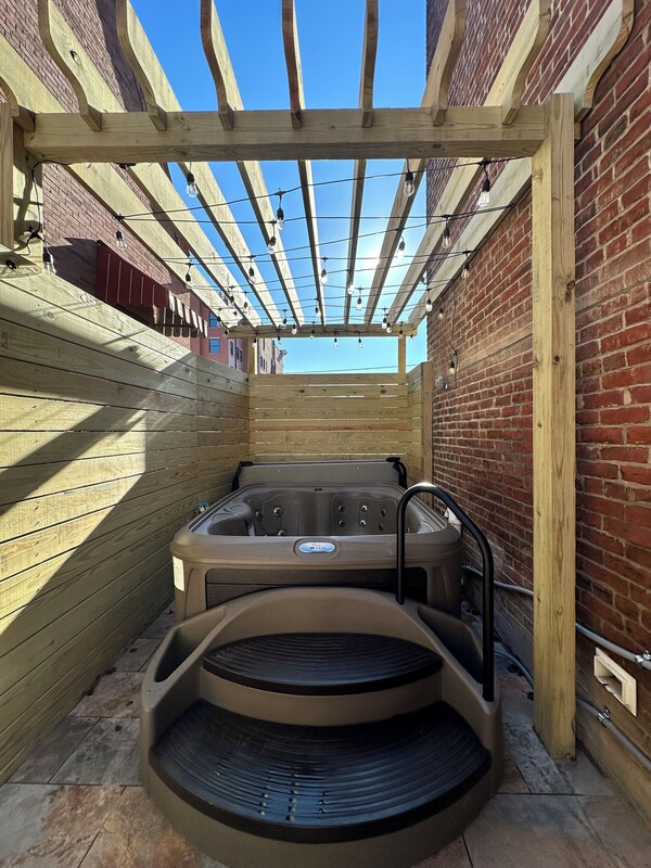 Luxury Private Boutique Hotel With Cityview, Hot Tub, Free Parking - Pittsburgh, PA