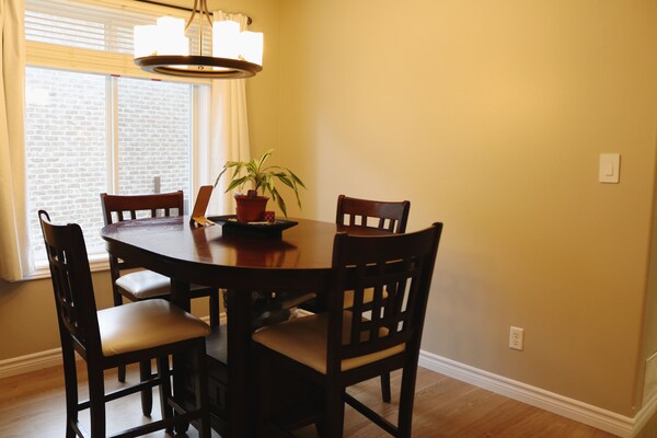 Warm Cozy 3 Bedroom Unit - Amazing Location - Kingston