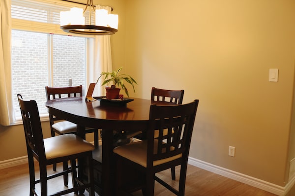 Warm Cozy 3 Bedroom Unit - Amazing Location - Kingston, Ontàrio, Canadà