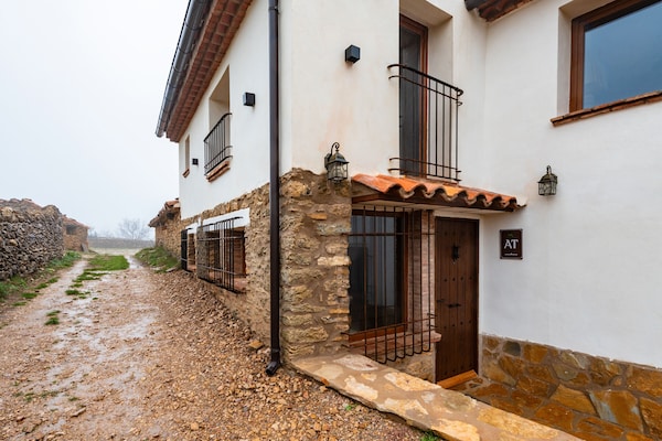 Apartamento 'El Nido' Con Vistas A La Montaña, Terraza Privada Y Jardín Privado - Cantavieja