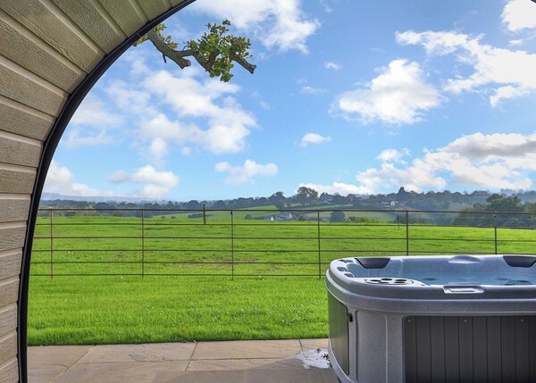 Barrow View Is A Spacious, Modern Lodge With Open-plan Living And Stunning Views. - Somerset