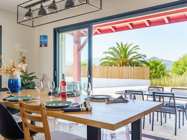 Cambo-les-bains : Maison 3 Pièces, Piscine Privée, Internet, Parking - Espelette