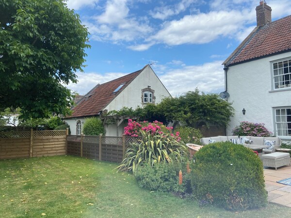 Charming 1-bedroom Annex,hot Tub In Stunning Mendip Retreat, Near Bristolairport - Weston-super-Mare