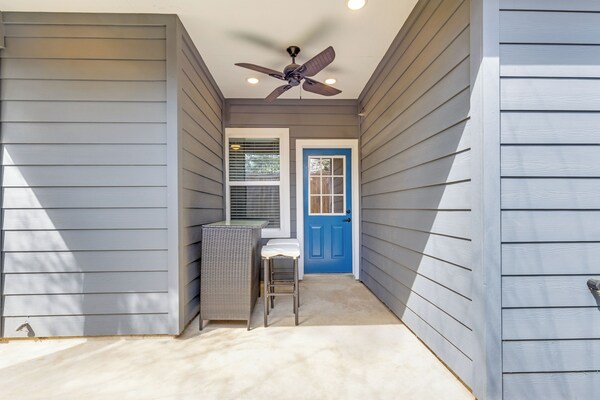 Luxurious Home Retreat With Stylish Design - Stagecoach, TX