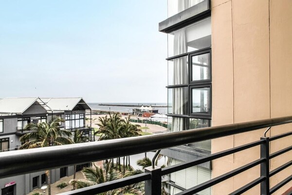 Deluxe Three-bedroom Apartment With Sea View - Durban