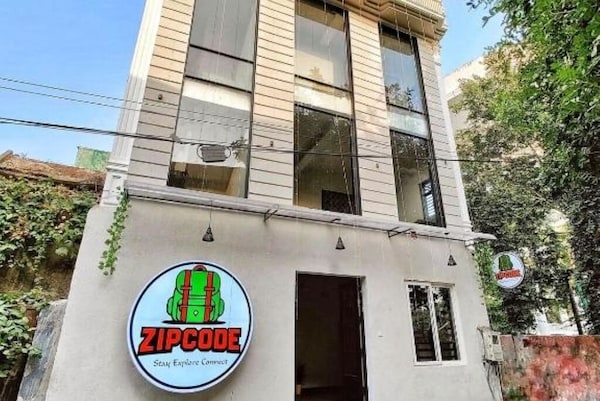 Zipcode Stay : Deluxe Queen Room\n - Agra