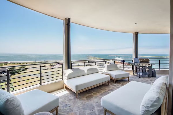 Penthouse Four Bedroom Apartment Seaview - Durban