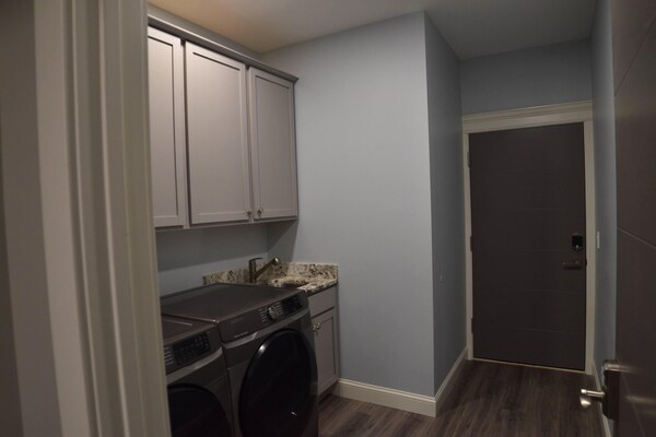 Charming 2-bedroom Luxury Condo In The Heart Of Vibrant Canton - Livonia, MI