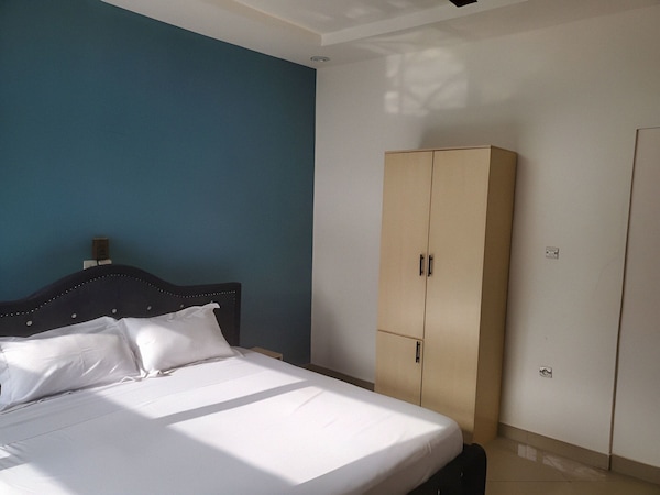 1-bedroom 1-living Apartment In Vibrant Cotonou With Wifi, Ac - Cotonou