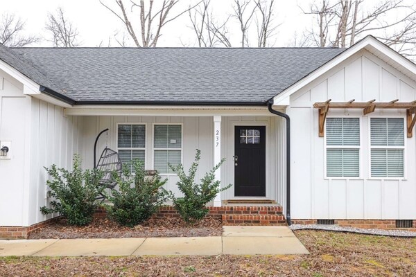 1 Story Fenced Backyard Mins From  Uncc & Speedway - Concord, NC