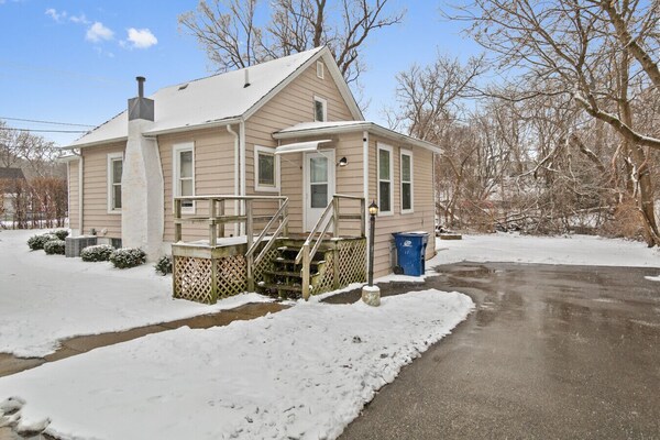 Beautiful Updated Home Near Great Lakes Naval Base - Waukegan, IL