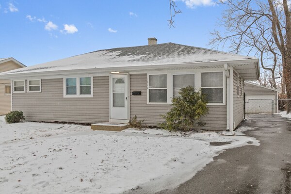Charming 3 Bed 1 Story Home Near Naval Base! - North Chicago, IL