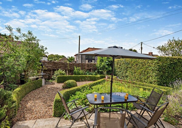 Thatch Cottage - Three Bedroom House, Sleeps 6 - Norfolk