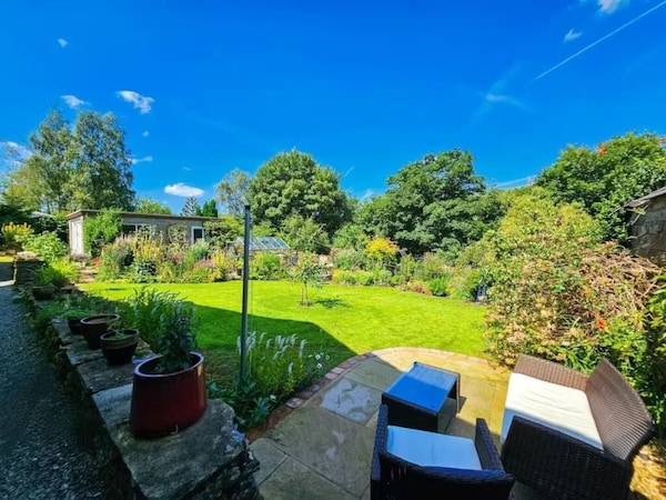 Pass The Keys | Birch Hall Characterful Cottage Sleeps 8 & Pets - Glossop