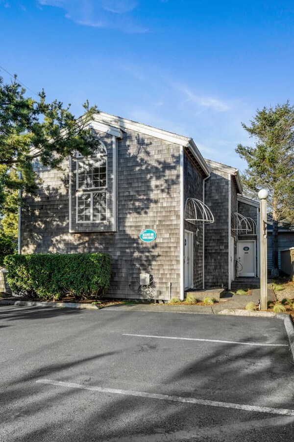2 Sand Dune: Cozy Town Home | Walk To Beach | Dog-friendly - Cannon Beach, OR