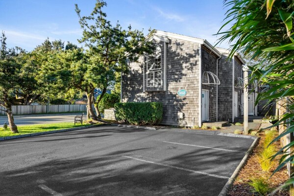 Beaches Inn Townhomes Group Getaway: Walk To Beach | Dog-friendly - Cannon Beach, OR