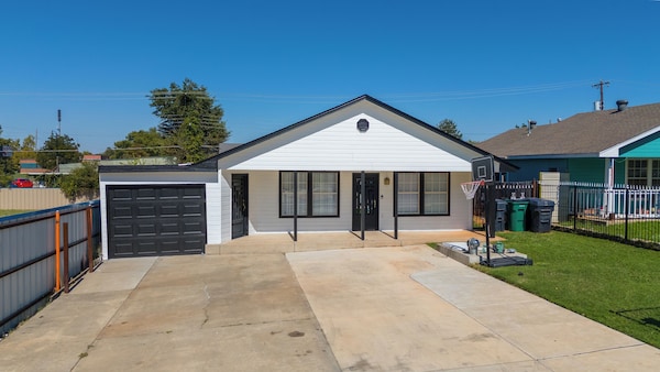 Charming 3-bedroom House With Wifi, Ac In Awesome Oklahoma City. - Oklahoma City, OK