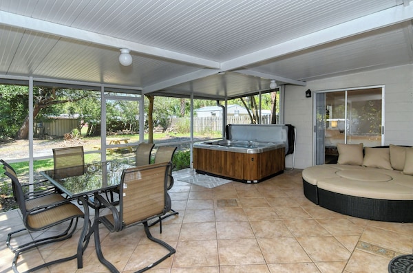 Walk To Beach, Hot Tub, Entertainment, Great Spot! - Venice, FL