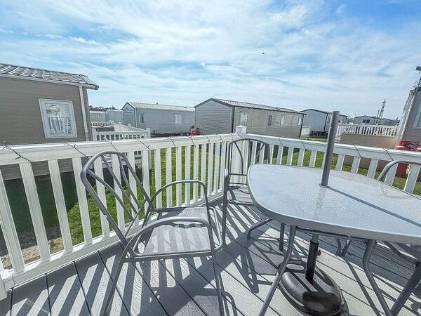 Homely Caravan With Decking At Valley Farm Holiday Park, Sleeps 8 Ref 46713v - Walton-on-the-Naze