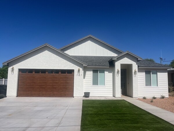 New Build Spacious 4-bedroom House With Great Location- Sleeps 10 - Safford, AZ