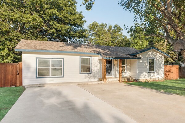 Walk To The Stadium From Stadium Circle Dr, A Cozy 3-bedroom House In Arlington - Globe Life Park - Arlington