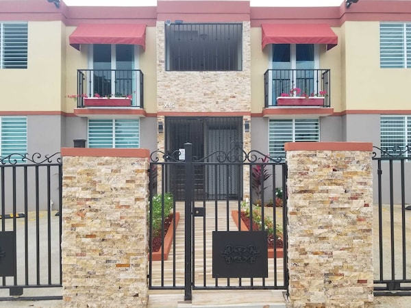 Villa Santorini 3-bedroom Apartment In Welcoming Bayamón With Wifi, Ac. Enjoy - Levittown