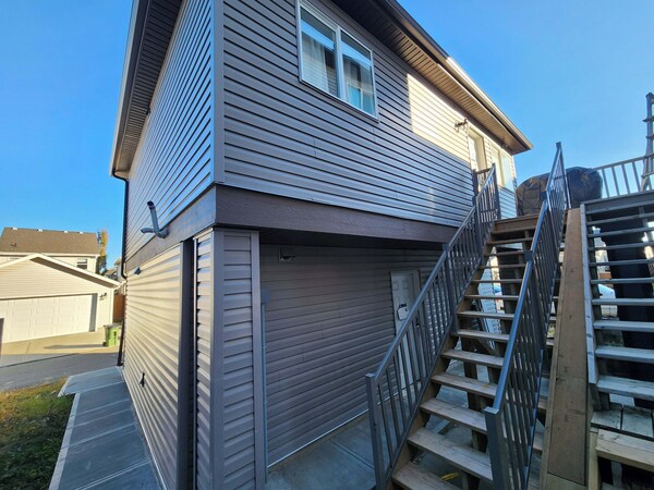 Beautiful, Cozy Private And Quiet House + Heat Garage (Ev Plug)  - No Basement - Edmonton