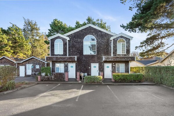 5 Puffins Place: Walk To Beach | Coastal Charm | Dog-friendly - Cannon Beach, OR