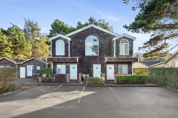 10 Pelican View: Coastal Charm | Walk To Beach | Dog-friendly - Cannon Beach, OR
