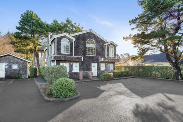 Beaches Inn Fourplex Group Getaway: Walk To Beach| Dog-friendly - Cannon Beach, OR