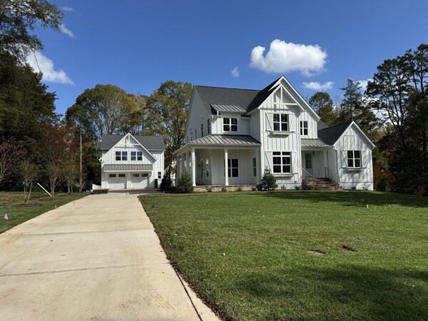 Brand New Detached Apartment Over Garage In Davidson 3 Blocks From Main Street - Davidson, NC