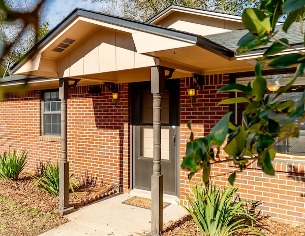 Pensacola Cottage - King Bed - Mins. From Beaches & Downtown - Pet Friendly - Pensacola, FL