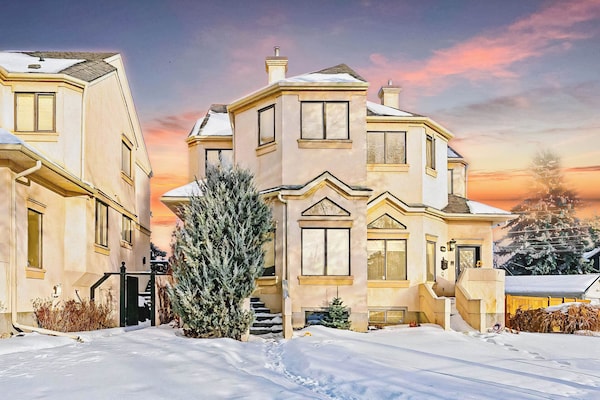 Chic Central 4bdrm Home-king Bed-airhockey-mins Dt - Edmonton