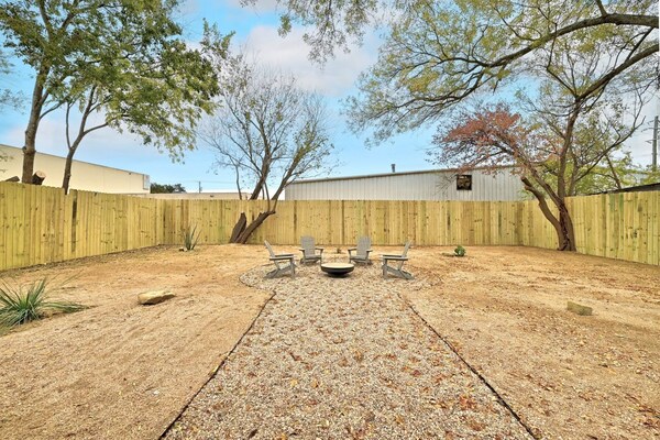 Charming 3-bedroom Bungalow With Wifi And Ac In Brilliant Austin - Austin, TX