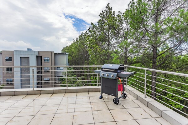 Chic 3-bedroom Apartment With Wifi, Ac In Fabulous Sandton - Chartwell