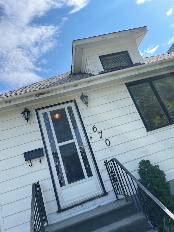 Corydon Haven: Spacious Urban Retreat - Winnipeg