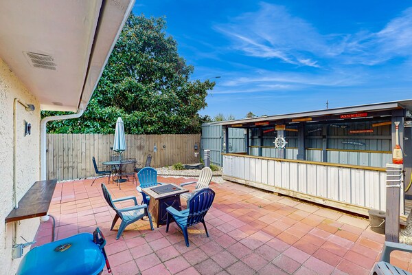 Gorgeous Coastal Home With Outdoor Dining/living Space & Close To Beach - Panama City Beach