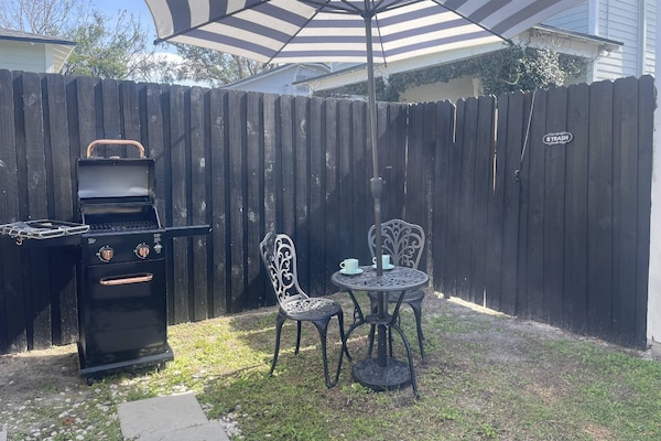 Stylish Guest House In Seminole Heights With Workspace |Private Entrance, Parking, Patio & Grill - Tampa