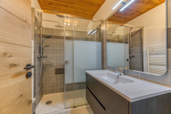 Appartement "Gawal 1" Avec Vue Sur Les Montagnes, Terrasse Privée Et Wi-fi - Allemont