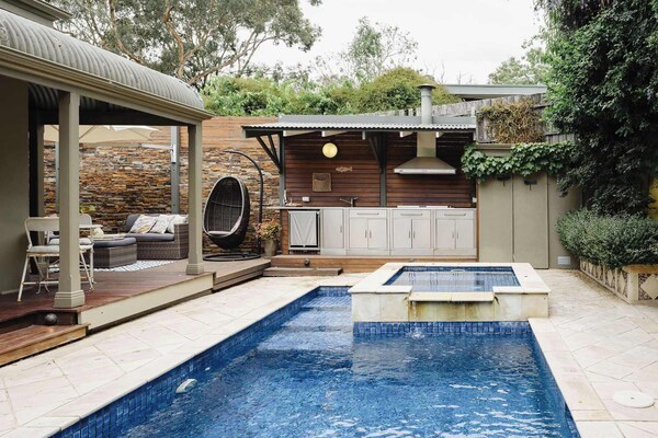 Luxury Retreat: Pool, Fireplace & Parking - Melbourne