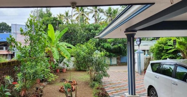 Spacious 5-bedroom Villa With Wifi, Ac In Gorgeous Varkala - Varkala