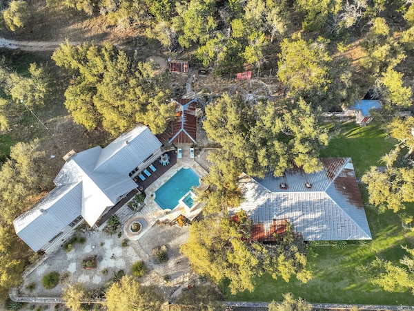Relics Reserve I Luxury Escape. Pool, Hot Tub, Near Wineries! - Driftwood, TX
